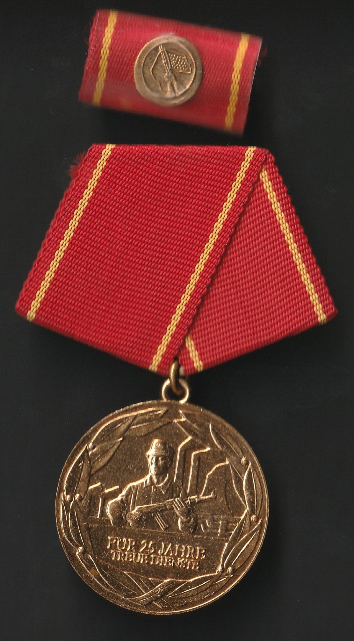 DDR, Kampfgruppen Treue Dienst Medaille - Gold (25 Years) - DDR Awards ...